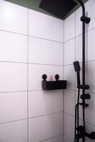 Produtos de toalete grátis, secador de cabelo, chinelos 