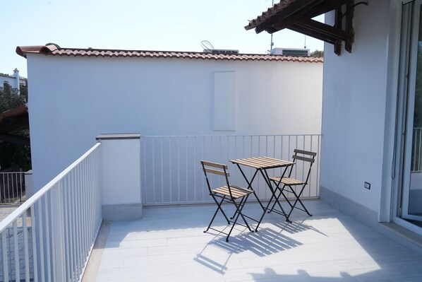 Quarto, vista para a cidade | Terraço/pátio