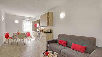 Apartamento Standard, vários quartos (Appartamento Dei Tigli) | Sala de estar | Televisor de ecrã plano de 21 polegadas com canais por cabo