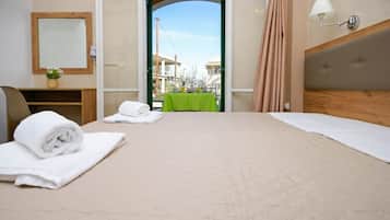 Estúdio standard, vista para o pátio | Escrivaninha, espaço de trabalho para notebook