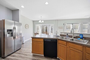 Casa, várias camas, banheira de hidromassagem grande, vista para o jardim (Ark & Creation Retreat) | Cozinha privada | Uma cafeteira/bule, um frigorífico, um micro-ondas, um forno 