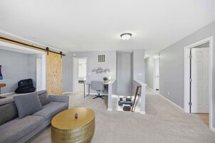 Casa, várias camas, banheira de hidromassagem grande, vista para o jardim (Ark & Creation Retreat) | Sala de estar | Televisor de ecrã plano de 42 polegadas com canais digitais 