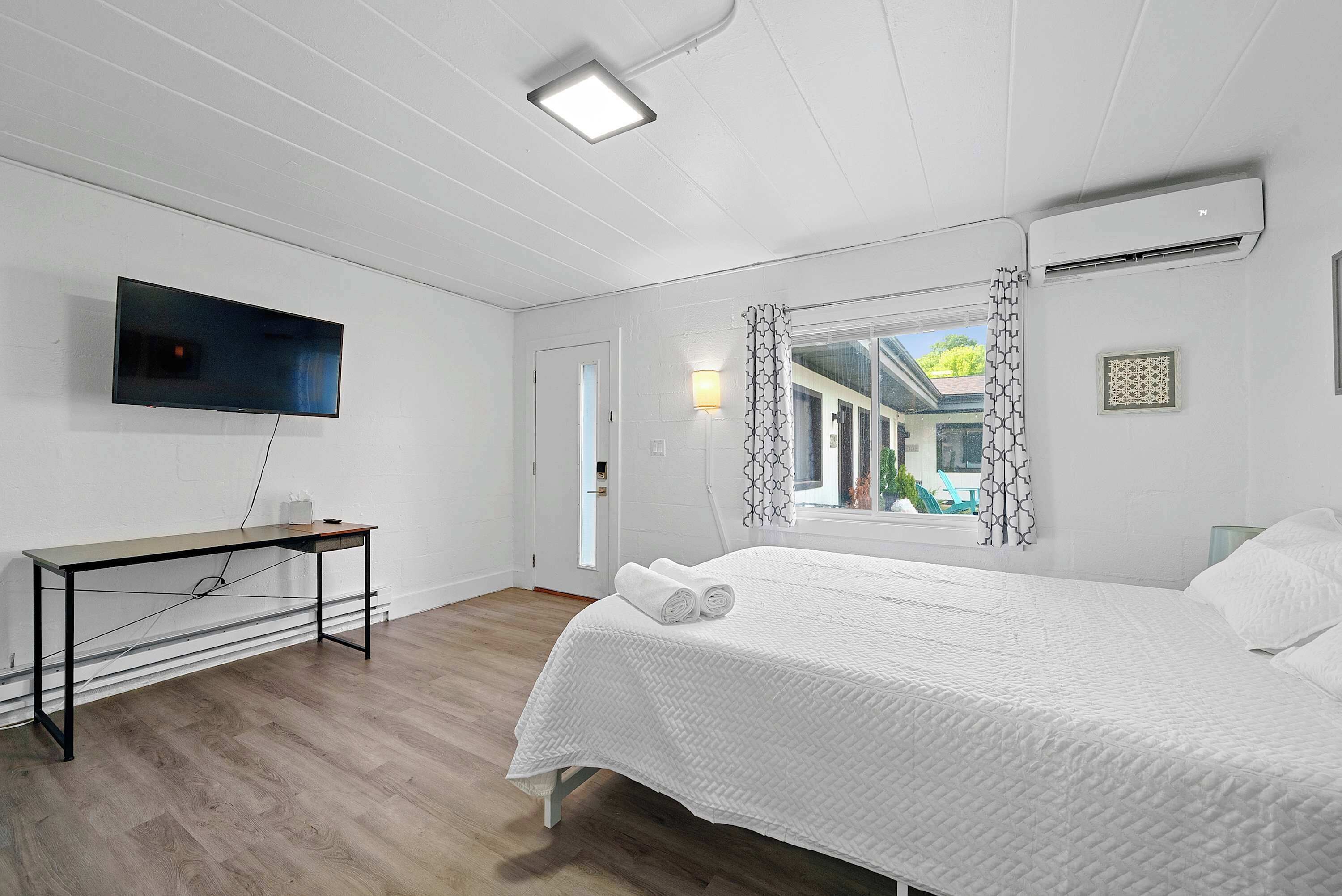 Estúdio, 1 cama queen-size, pátio, vista para o jardim (Chic City Retreat 93H) | Com decoração personalizada, com mobília individualizada, secretária 