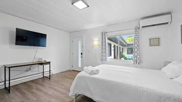 Estúdio, 1 cama queen-size, pátio, vista para o jardim (Chic City Retreat 93H) | Com decoração personalizada, com mobília individualizada, secretária