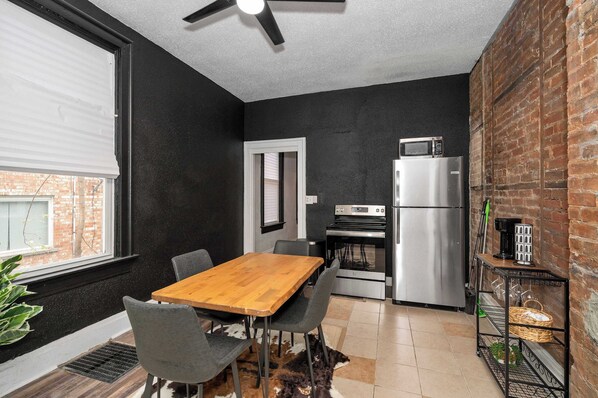 Casa, várias camas, varanda, vista para o jardim (Chic Modern Gem w/ Style Suites) | Cozinha privada | Um frigorífico, um micro-ondas, um forno, uma placa de cozinha