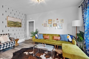 Apartamento, várias camas, cozinha, vista para o jardim (Merion Village Residences 1164) | Sala de estar | Televisor de ecrã plano de 42 polegadas com canais digitais