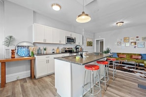 Apartamento, várias camas, cozinha, vista para o jardim (Merion Village Residences 1164) | Cozinha privada | Um frigorífico, um micro-ondas, um forno, uma placa de cozinha