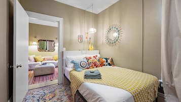 Apartamento, várias camas, pátio, vista para o jardim (Merion Village Residences 1164.5) | 2 quartos, com decoração personalizada, com mobília individualizada