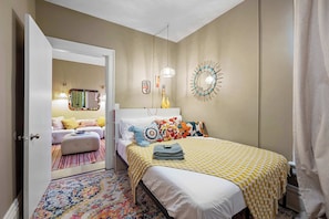 Apartamento, várias camas, varanda, vista para o jardim (Merion Village Residences 1164.5) | 2 quartos, individualmente decorados, individualmente mobiliados