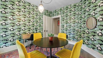 Apartamento, várias camas, pátio, vista para o jardim (Merion Village Residences 1164.5) | Restaurantes
