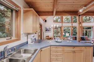 Cabine, 2 quartos, varanda, vista para a montanha | Interior