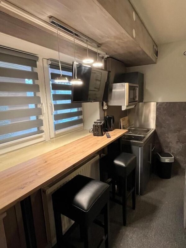 Apartamento Básico, 2 camas individuais, não fumadores, kitchenette | Cozinha privada | Uma chaleira elétrica, uma torradeira