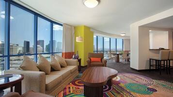 Quarto Panorâmico | Sala de estar | Televisor de ecrã plano de 65 polegadas com canais por cabo