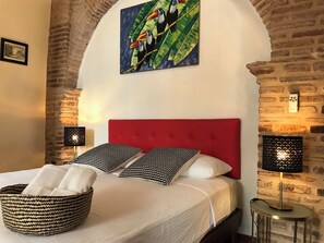 Estúdio Comfort, pátio, vista para o jardim | Cofre no quarto, secretária 