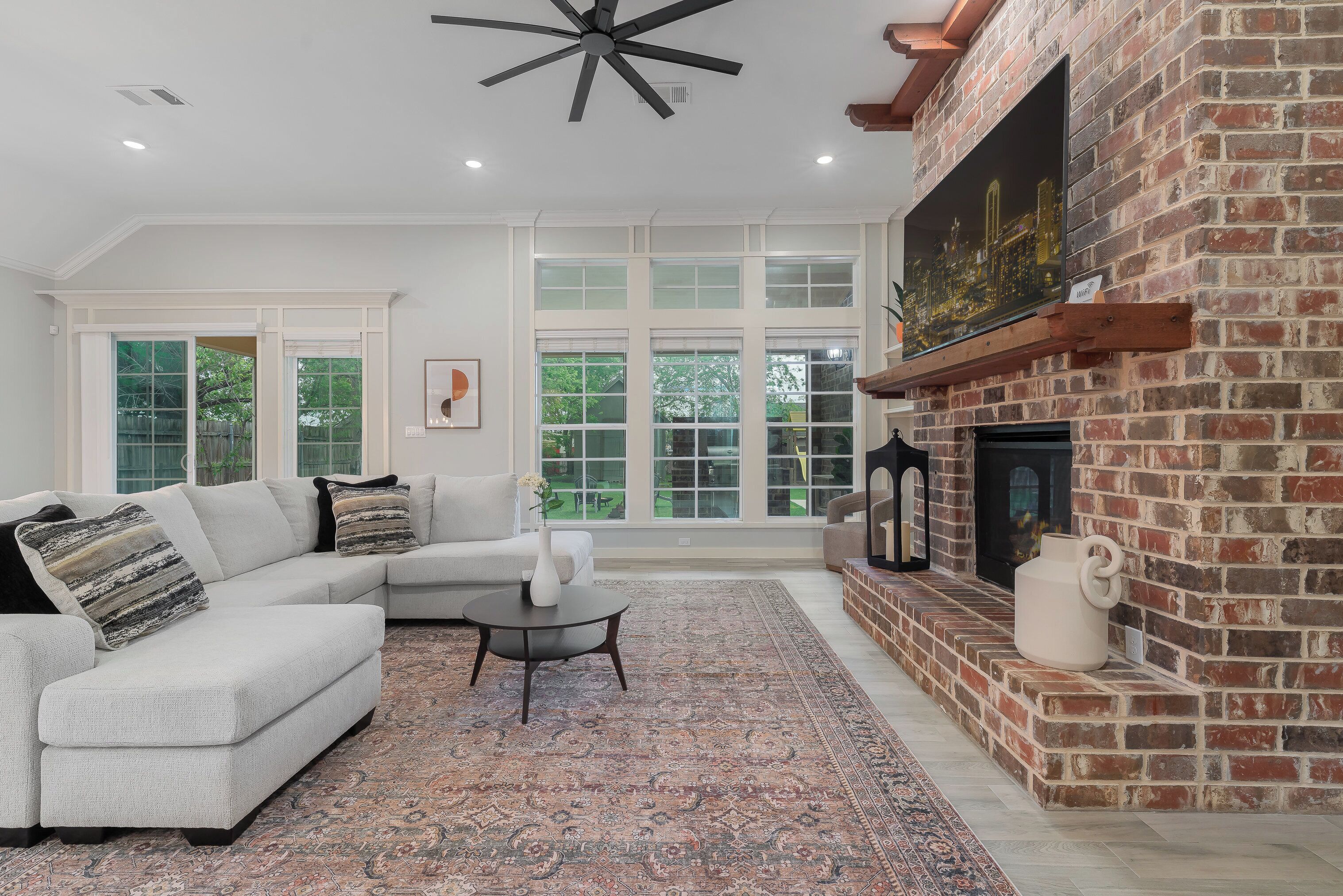 Spacious 4-bedroom House Near Dfw, Hot Tub, Game Room, Backyard Playset - Irving, TX