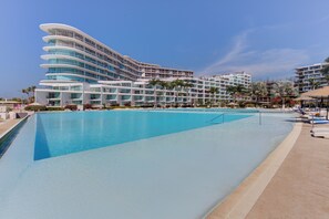 2 piscinas exteriores, da(s) 9:00 à(s) 20:00, guarda-sóis 