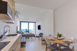 Estúdio, varanda, vista parcial para o oceano | Sala de jantar