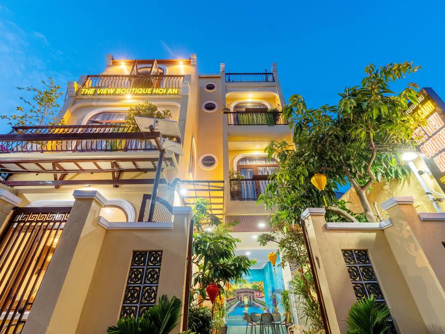 Fachada do alojamento (tarde/noite)