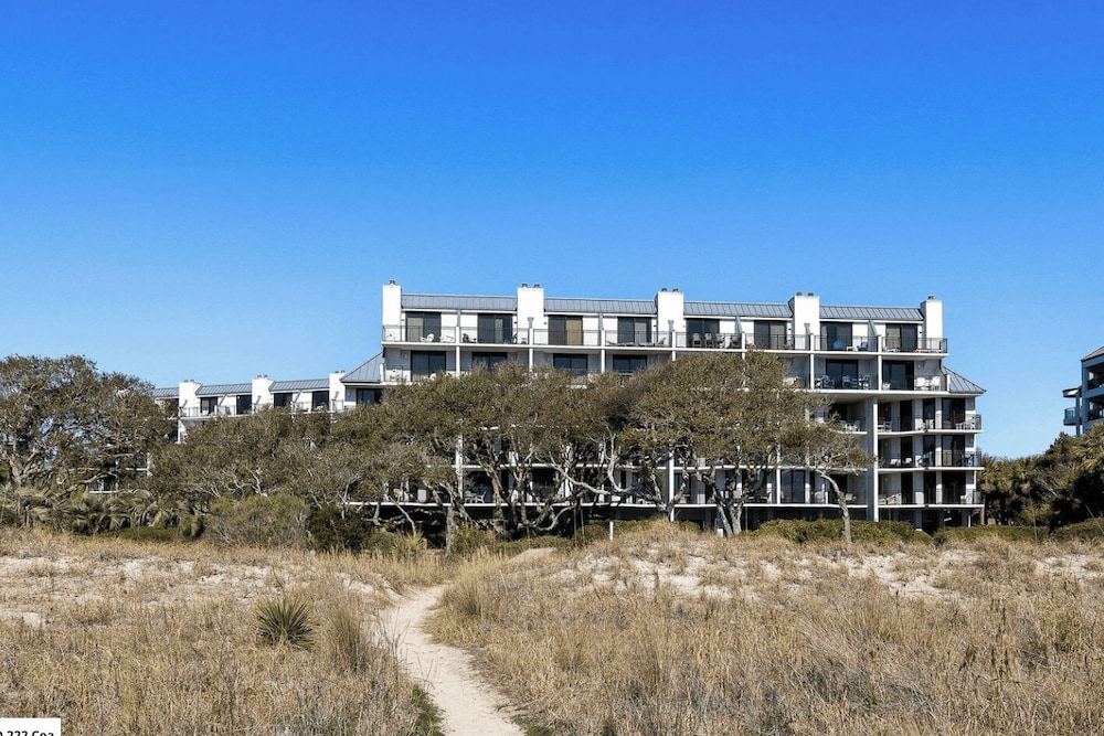 Beachfront, Pool Access, Balcony W/ Oceanview 222 D Shipwatch By Avantstay - Isle of Palms, SC