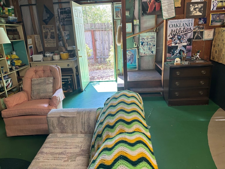 Charming Baseball Themed 2-story Building With Cable Tv, Wi-fi & Stereo System. - Berkeley, CA