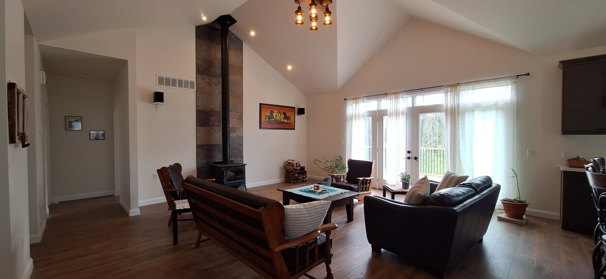 Georgian Bay Escape Cottage In Meaford. Cozy Sky Cottage With Fireplace. - Meaford
