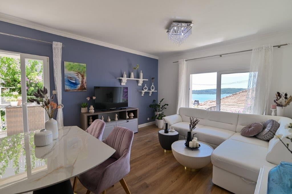 2-zimmer-ferienwohnung Mit Terrasse Und Meerblick Trogir (A-24144-a) - Trogir