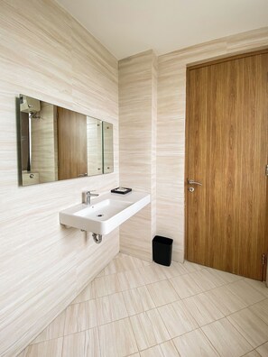 Um polibã, chinelos, toalhas fornecidas, sabão 