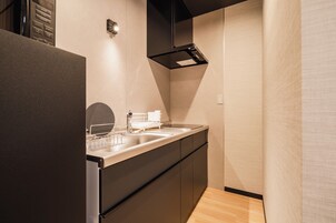 Apartamento Standard, 2 camas de casal, não fumadores | Cozinha privada | Um frigorífico/congelador grande, um micro-ondas, utensílios de cozinha