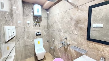 Quarto Duplo Deluxe | Casa de banho | Um polibã, artigos de higiene pessoal grátis, chinelos