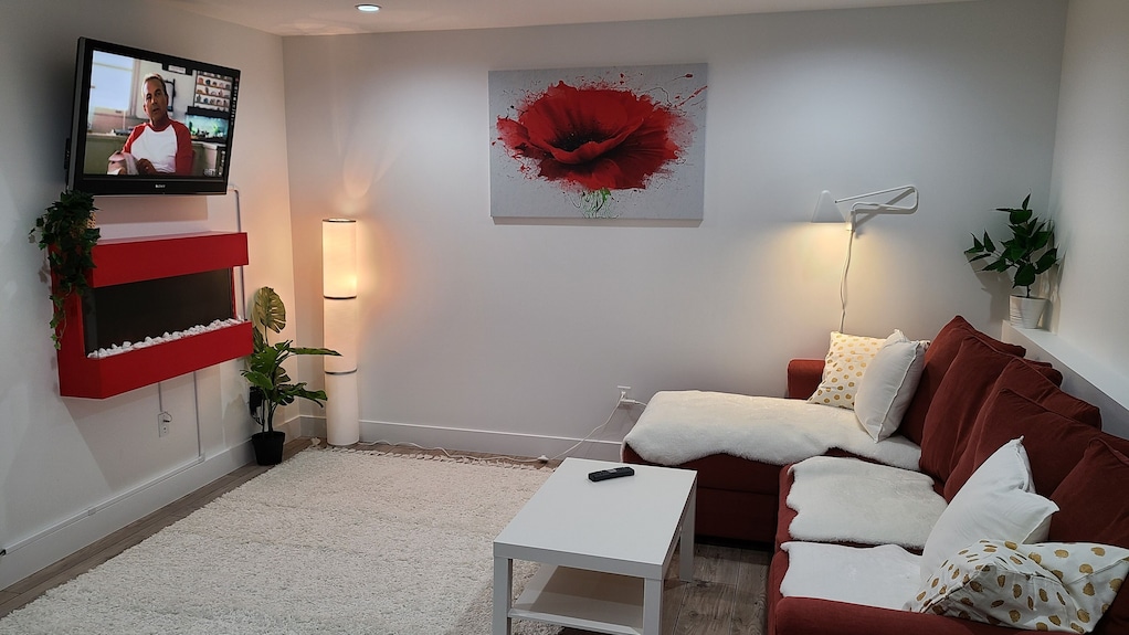 Modern, Self-contained 1b/1 B Suite W/ Workspace - Maple Ridge