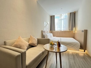 Quarto Clássico com Cama de Casal | Cofre no quarto, cortinas/cortinados opacos, quartos insonorizados 