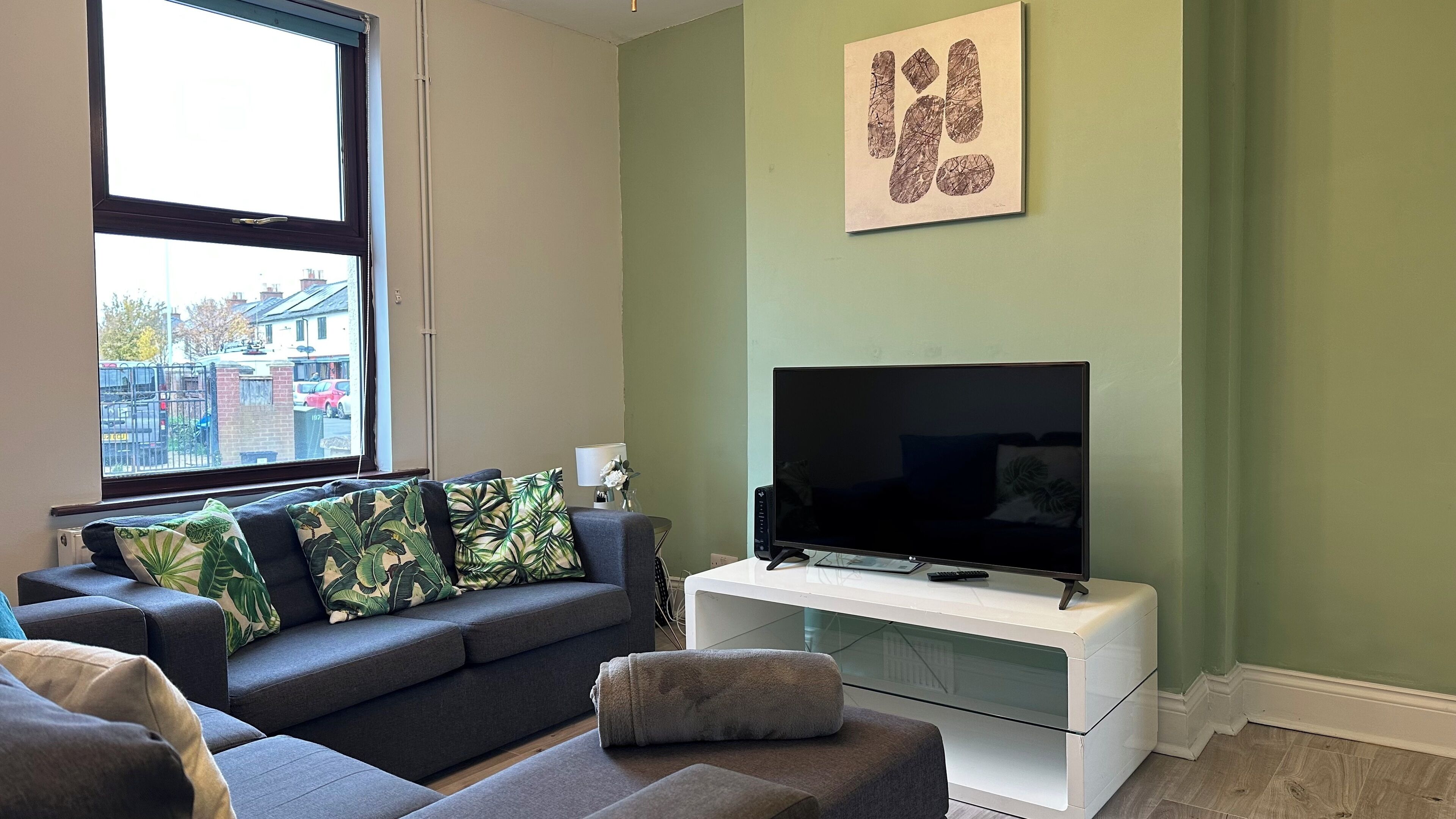 Pittville Place - Cheltenham 2 Bed Home - Near Pittville Park & Race Track - Cheltenham