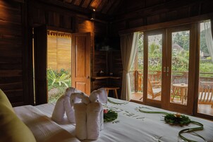 Roupa de alta qualidade, cofre no quarto, secretária 