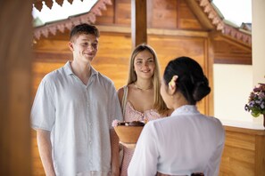 Interior de uma cabana de madeira com decoração rústica, incluindo teto e paredes de madeira.