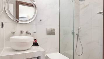 Quarto | Casa de banho | Um polibã, toalhas fornecidas, sabão, champô