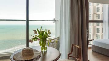 Apartamento, 2 quartos, varanda, vista para o oceano | Cofre no quarto, secretária, cortinas/cortinados opacos