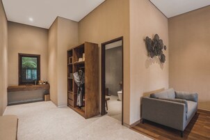 Two Bedroom Villa with Private Pool | Área de estar | Smart TV 50 polegadas com canais digitais, Netflix