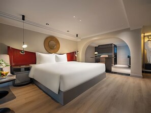 Duplex com design assinado (du LAC Duplex Suite) | Frigobar, cofres nos quartos, escrivaninha, cortinas blackout