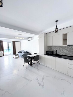 Apartamento, varanda, vista parcial para o mar | Cozinha privada | Um micro-ondas, uma placa de cozinha, uma chaleira elétrica