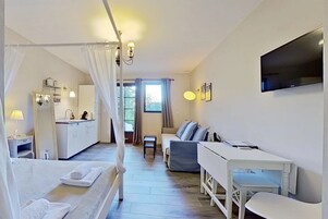 Quarto Clássico, pátio, vista para o jardim | Sala de estar | Televisor 