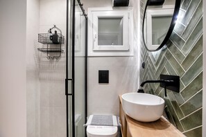 Estúdio, 1 cama de casal, varanda, Vista para a cidade | Casa de banho | Um polibã, artigos de higiene pessoal grátis, um secador de cabelo 