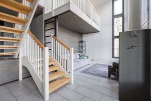 Duplex superior, várias camas, vista parcial para o lago, ao lado da pista de esqui | Sala de estar