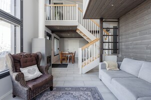 Duplex superior, várias camas, vista parcial para o lago, ao lado da pista de esqui | Sala de estar