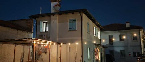 Fachada do alojamento (tarde/noite)