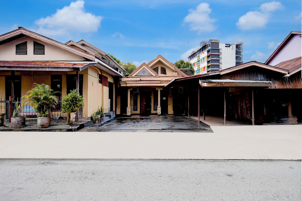 Hotel O Balikpapan Near Taman Beruang Madu Formerly Palm Cafe Inn - Balikpapan