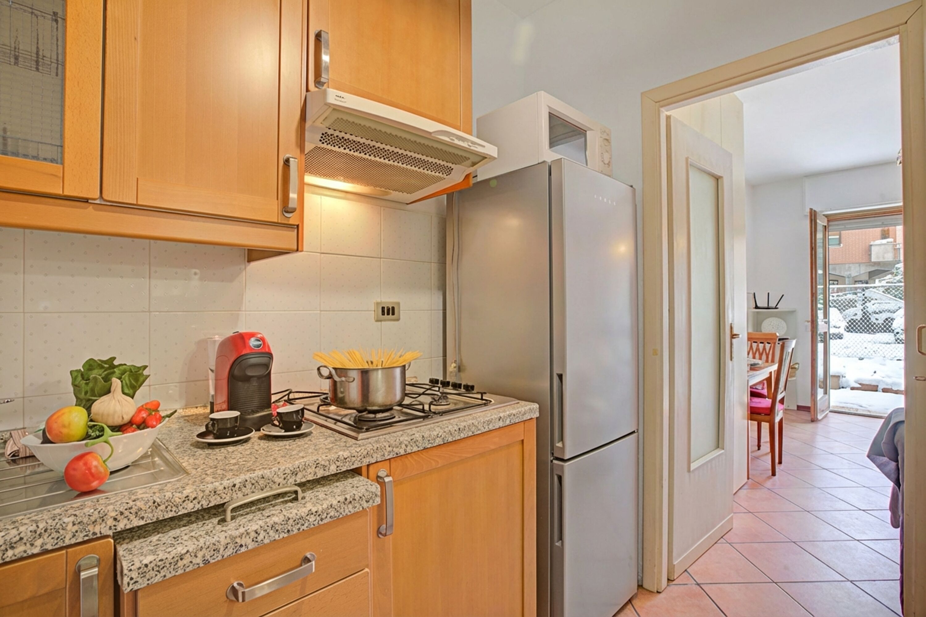 Geladeira, micro-ondas, cooktop, cafeteira/chaleira