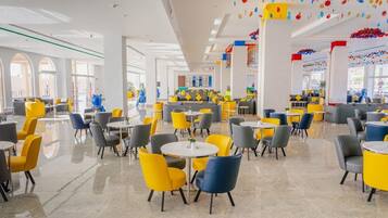 6 bares/lounges, um bar junto à piscina, um bar de praia