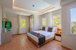 Quarto Triplo Comfort, varanda, vista para a piscina | Wi-fi grátis