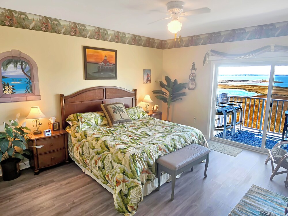 Bayfront 3 Bedroom Condo with outdoor pool! Amazing Sunsets! Maresol ...