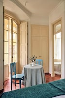 Roupas de cama premium, edredons de pluma, cofres nos quartos